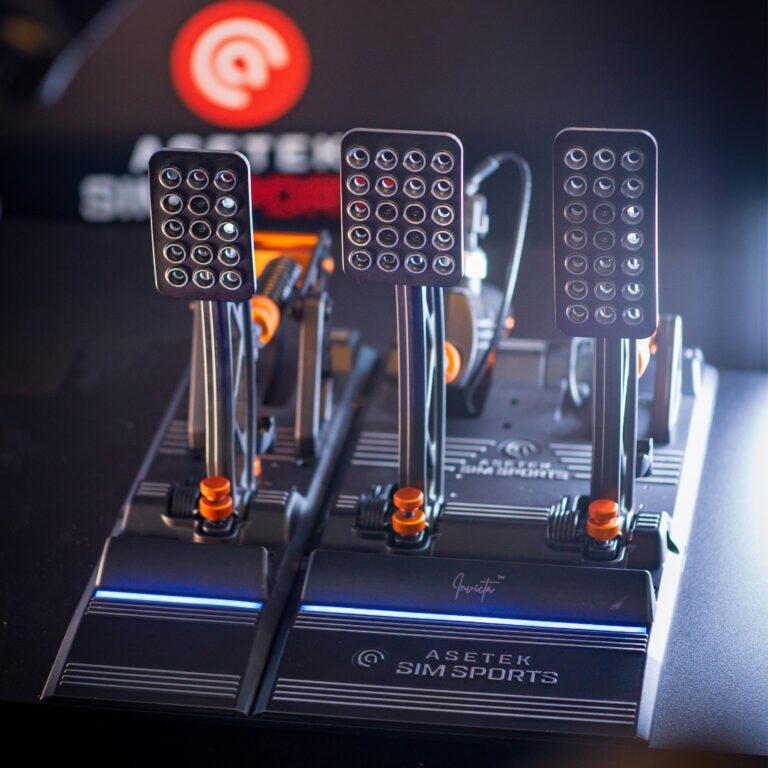 Entdecke die Zukunft von Sim-Racing mit Asetek Racing™ – Asetek Racing™